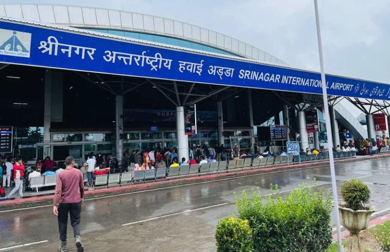 Srinagar Airport restores flight ops after heavy snowfall disruption ...