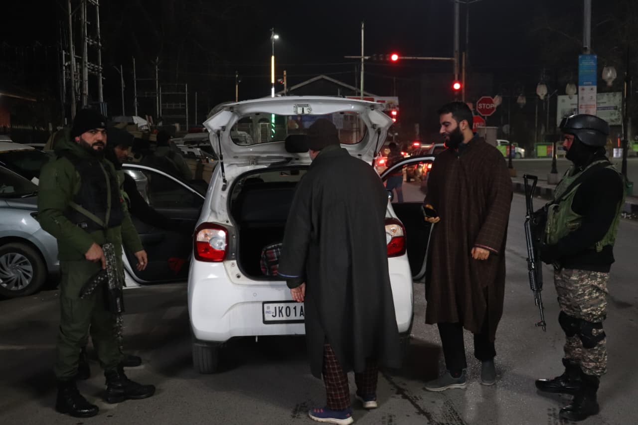 Night vigil intensified across Srinagar ahead of January 26 | Free ...