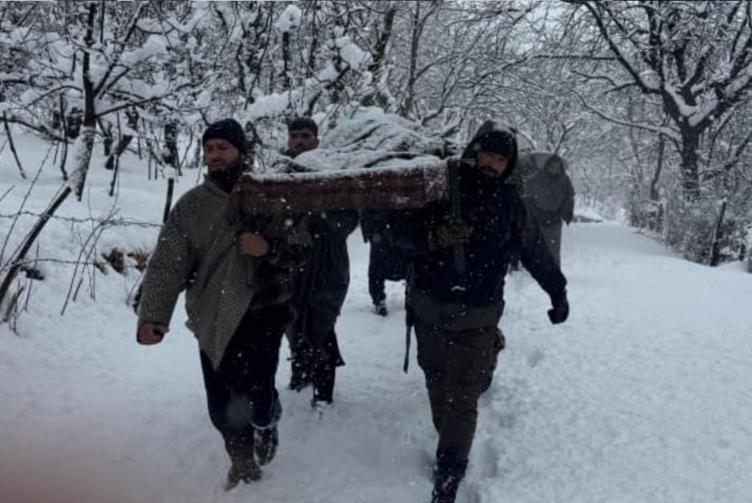 Snowfall triggers major rescue ops by cops across JK; 24×7 helplines ...